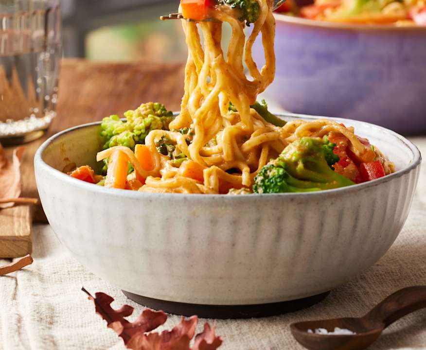 Mie-Nudeln mit Gemüse in Kokos-Erdnuss-Sauce - Cookidoo® – the official ...