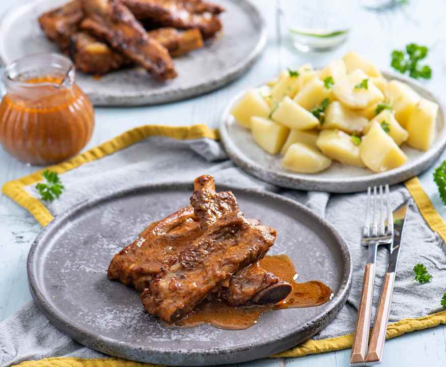 Coaste de porc gătite lent, cu sos BBQ (cu capac pentru cuțit ...