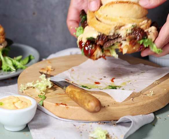 Croissant-Burger mit Leber, Käsesauce & Petersilie - Cookidoo® – the ...