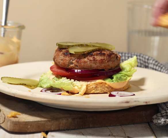 Sándwich de carne y queso con pan de queso y almendra - Cookidoo® – das ...