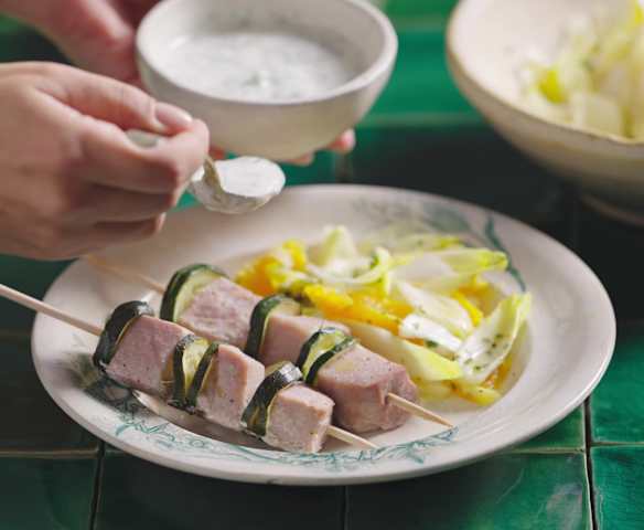 Espetadas de atum com molho de iogurte e salada fria de funcho - TM5 ...