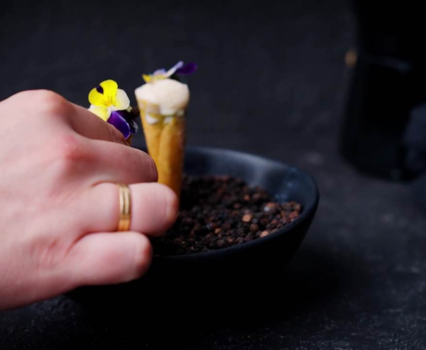 Mini cornets de pâte filo à la mousse de maquereau, crème d'avocat et ...