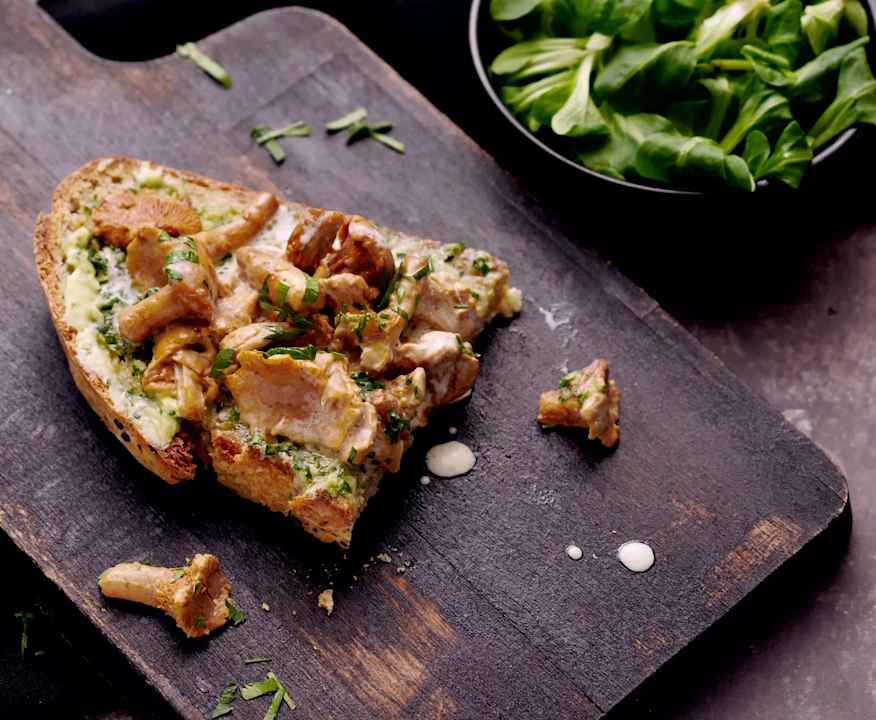 Bruschetta aux girolles et au beurre persillé à l'ail - Cookidoo® – das ...
