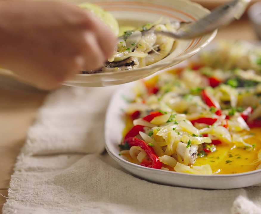 Escabeche de peixe-espada com batatinha nova e molho de mostarda ...